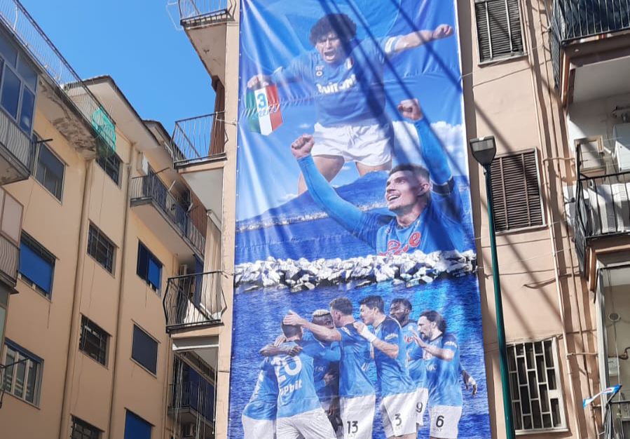 FOTO ZOOM - Napoli, mega striscione dedicato agli azzurri e Maradona a ...