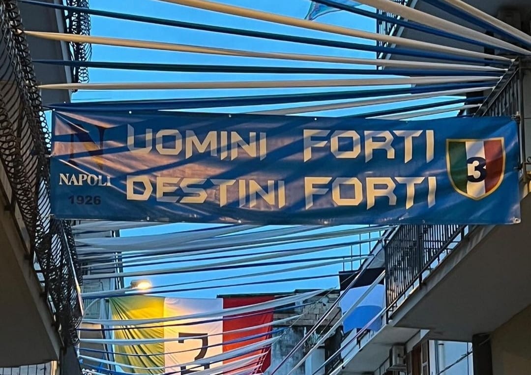 FOTO SHOW - "Uomini forti, destini forti", ecco lo striscione dedicato ...