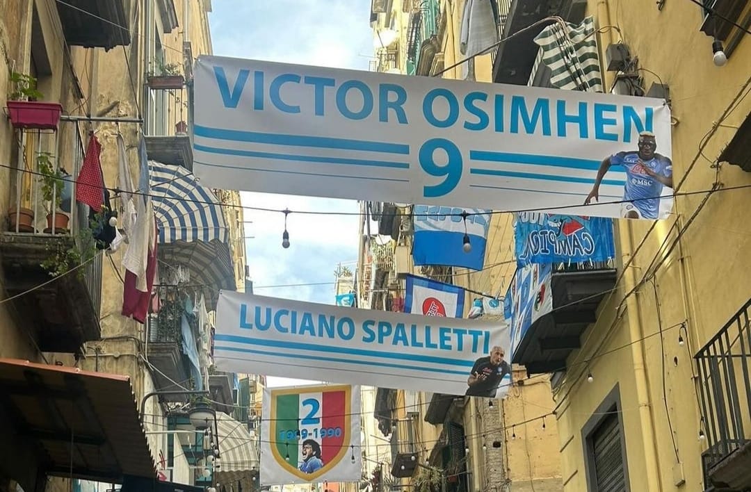 FOTO NM - Striscioni azzurri ai Gradoni di Chiaia