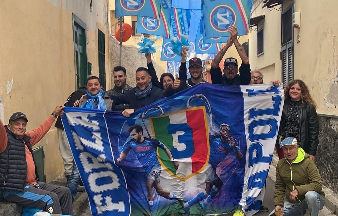 FOTO ZOOM - Napoli, bandiere e striscioni azzurri anche al Rione ...