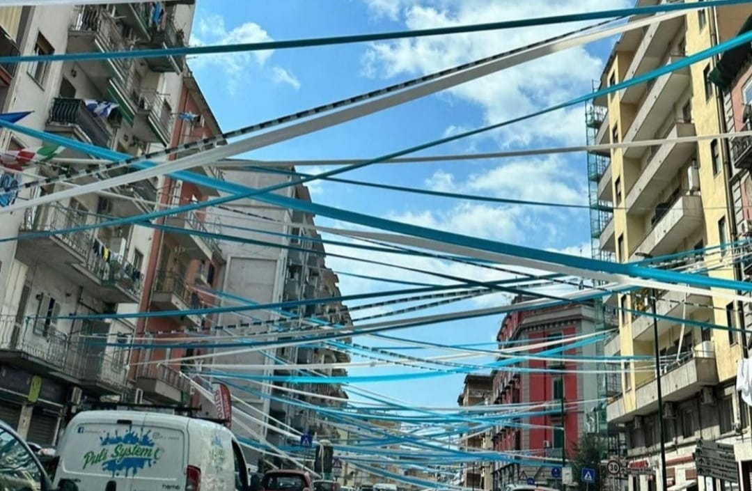 VIDEO + FOTO - Lady Zielinski ammira gli striscioni azzurri tra le ...