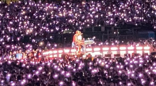 COLDPLAY - Omaggio a Napoli, Chris Martin canta Napul'è e ringrazia i ...