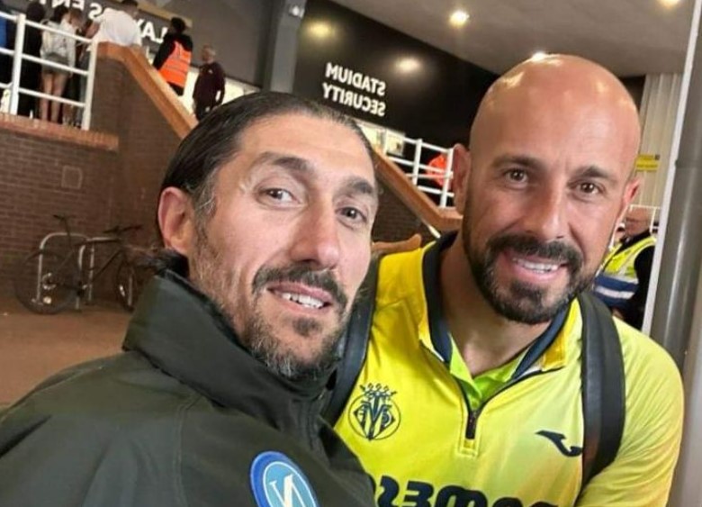 FOTO SLIDE NM - Newcastle, Pepe Reina nota il tifoso del Napoli ...