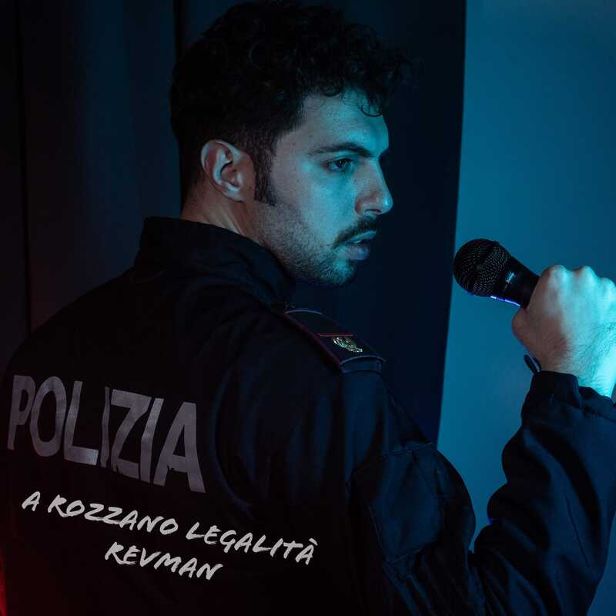 MUSICA - “A Rozzano legalità”, il nuovo singolo del poliziotto rapper ...