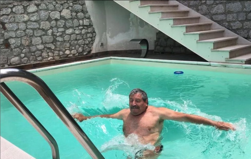 FOTO ZOOM - Napoli, Tommaso Starace si rilassa in piscina nel giorno ...