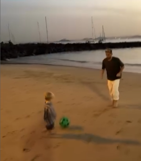 VIDEO - Dries Mertens e il piccolo Ciro giocano a calcio sulla spiaggia