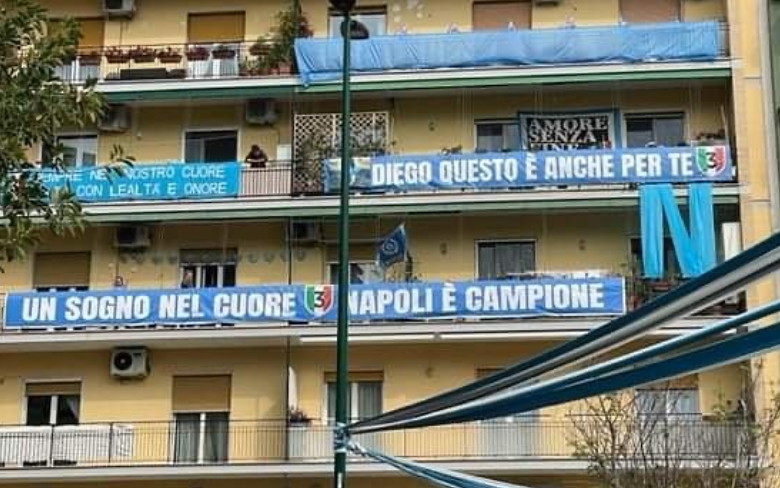 FOTO ZOOM - "Un sogno nel cuore, Napoli è campione", a Fuorigrotta striscioni sui balconi