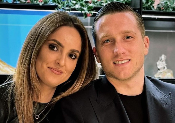 FOTO SHOW - Zielinski in posa con la moglie Laura: "Buon 2024"