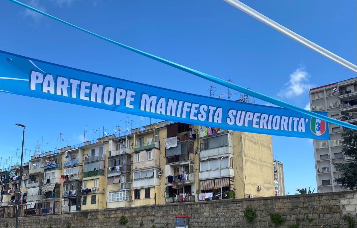 FOTO NM - Napoli, Miano colorata d’azzurro, lo striscione: “Partenope ...
