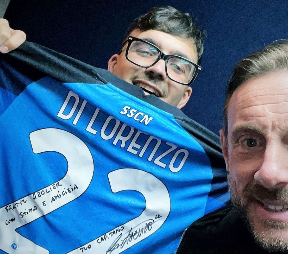 FOTO ZOOM - Il rapper Geolier riceve la maglia del Napoli di Giovanni ...