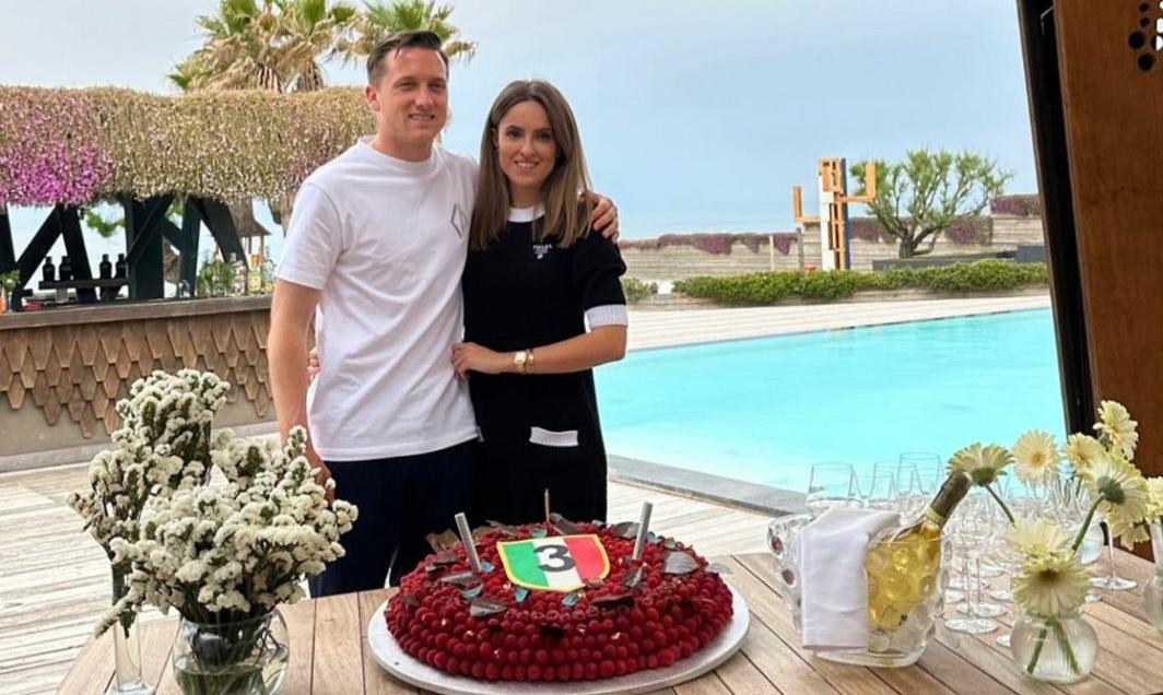 FOTO ZOOM - Napoli, Zielinski con la moglie Laura e la torta che ...