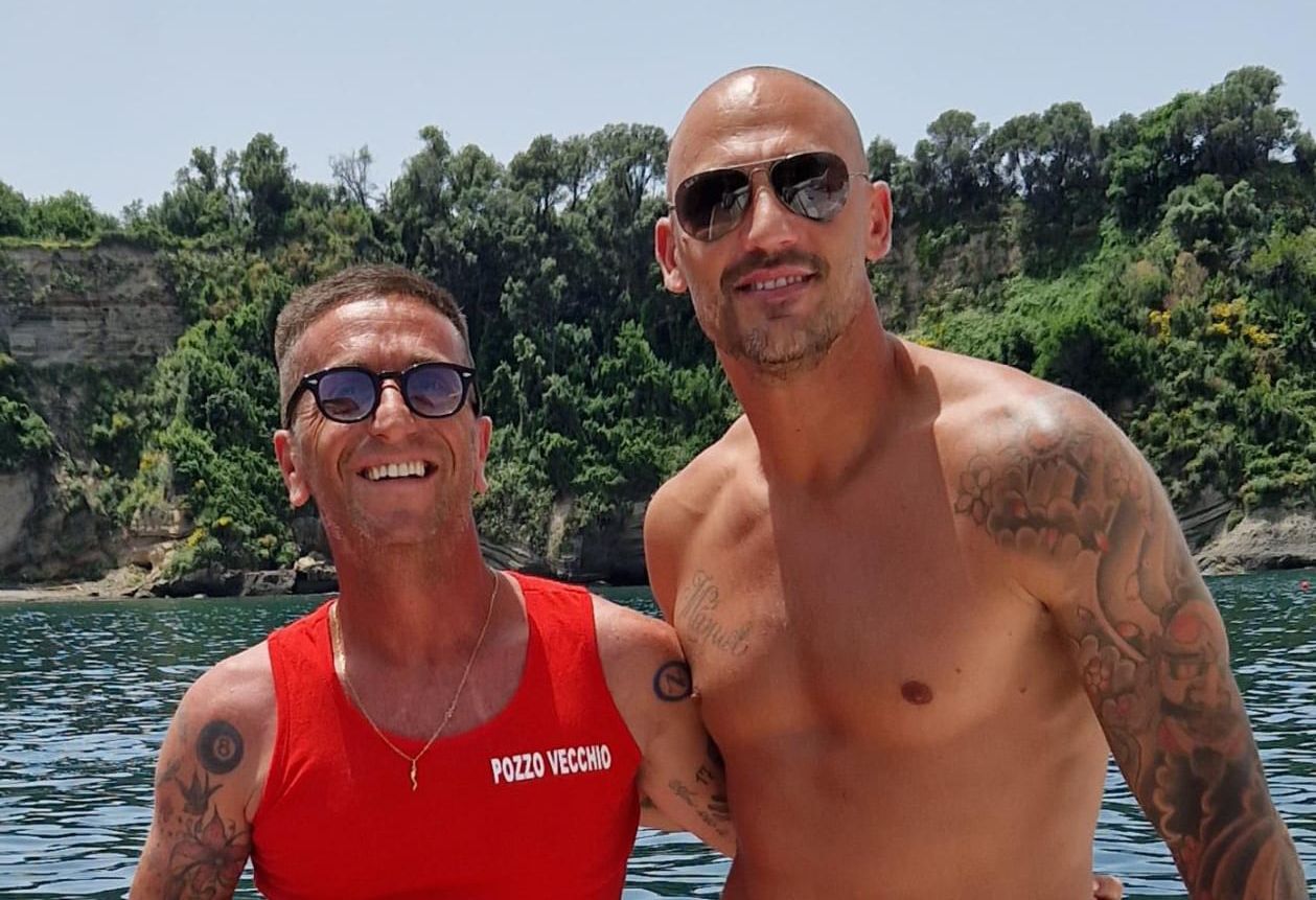 FOTO ZOOM - L'ex azzurro Paolo Cannavaro a Procida in compagnia di ...