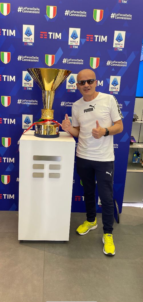 FOTO SHOW NM - Napoli, ecco il tifoso azzurro Marco con la coppa dello ...