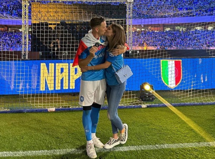 FOTO KISS - Napoli, Zielinski bacia sua moglie Laura alla festa ...