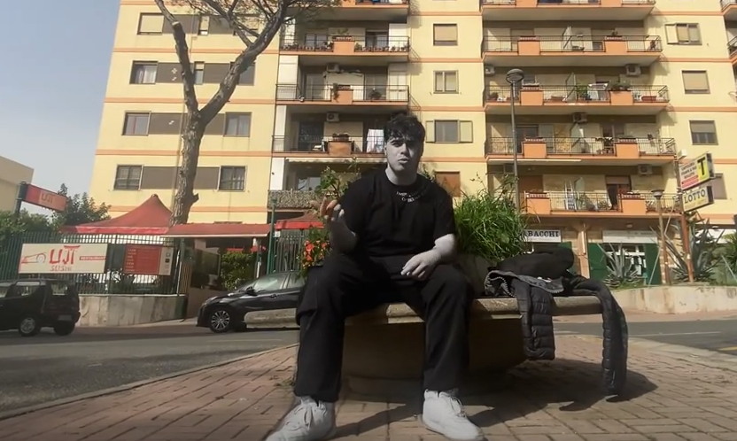 MUSICA - "Geolier senza lent e senza baff", il primo video musicale del ...