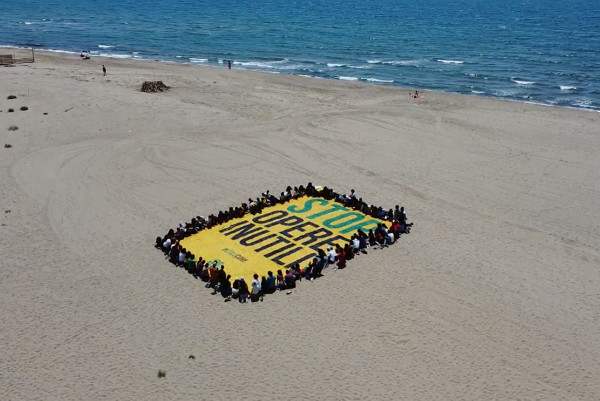 LEGAMBIENTE - Sulla spiaggia di Paestum protesta contro le opere inutili