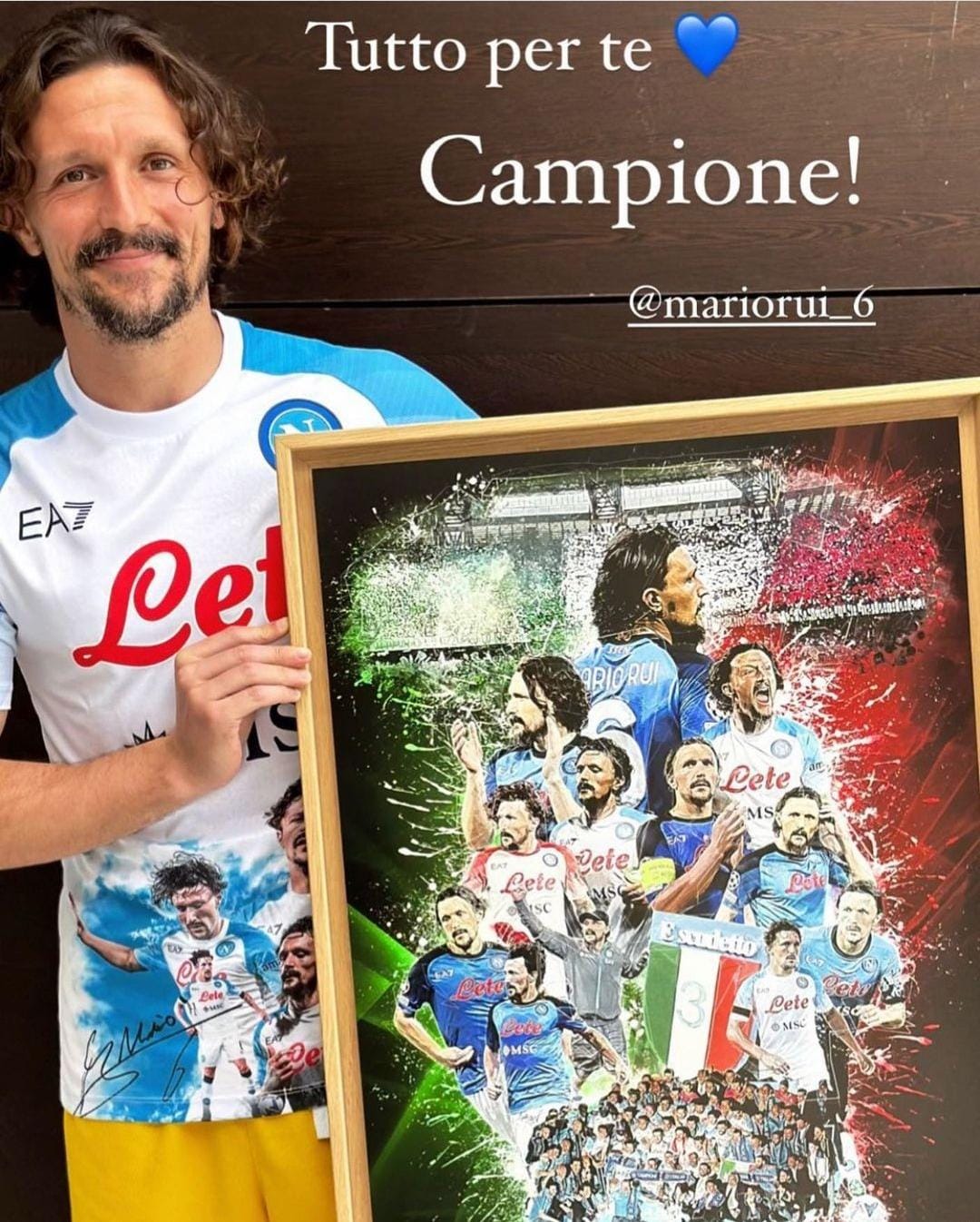 FOTO ZOOM - Mario Rui e il quadro da Campione d'Italia